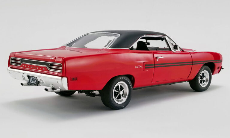 1:18 Scale 1970 Plymouth GTX - Mod Squad (18941)